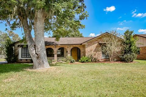 324 Petunia St, Lake Jackson, TX 77566 | 29 Photos | MLS #75889638 - Movoto