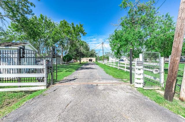 19258 County Road 927c, Alvin, TX 77511 | 40 Photos - Movoto