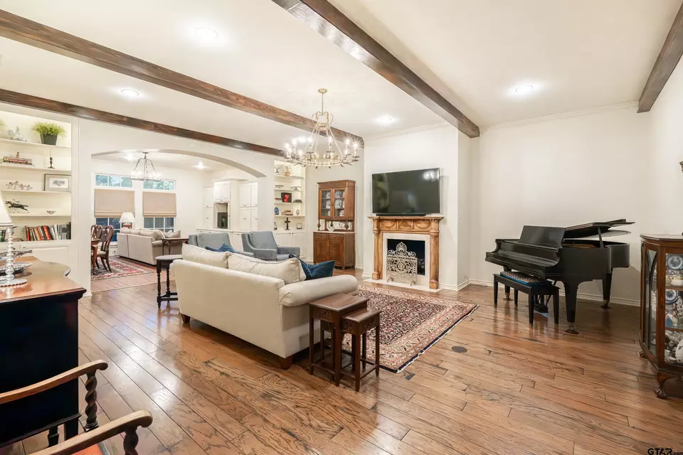 736 Fairmont Dr, Tyler, TX 75701 | MLS# 26000919 | 44 Photos - Movoto