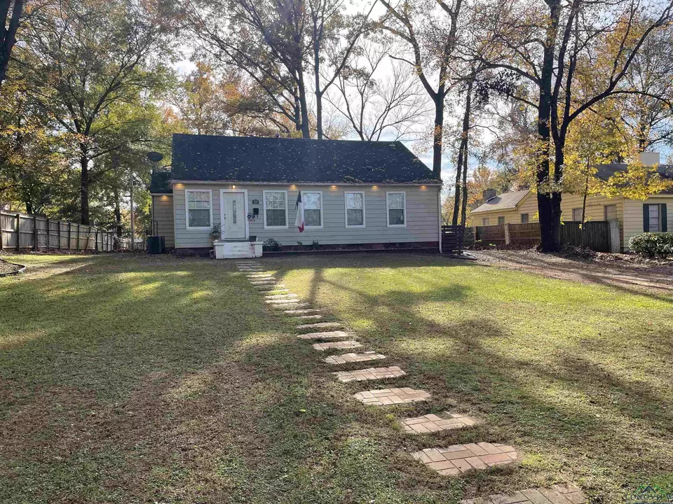 210 Meadow Ln, Longview, TX 75601 | 31 Photos - Movoto