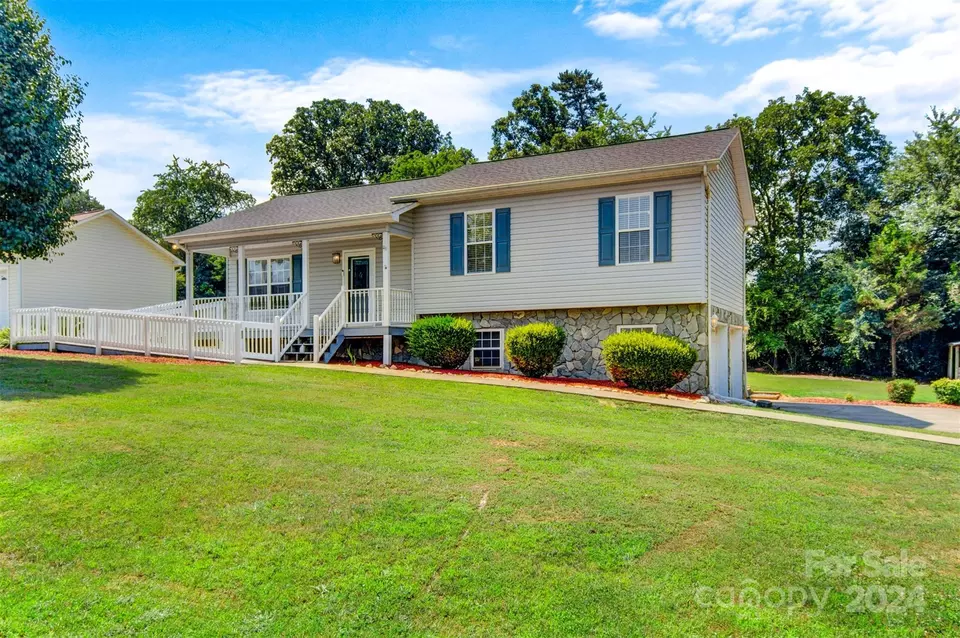 5815 Sparrow Dr, Granite Falls, NC 28630 | 39 Photos - Movoto