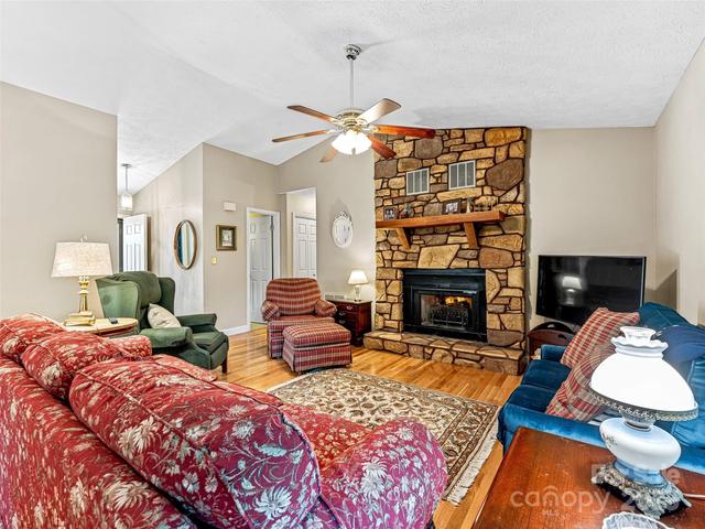 128 View De Lake Dr, Etowah, NC 28729 | MLS# 4274148 | 27 Photos - Movoto