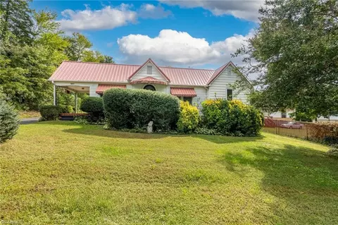 3077 Denton Rd, Thomasville, NC 27360 | 24 Photos - Movoto