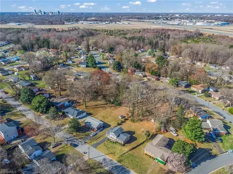 3882 Draper St, Winston Salem, NC 27105 | MLS# 1173644 | 31 Photos - Movoto