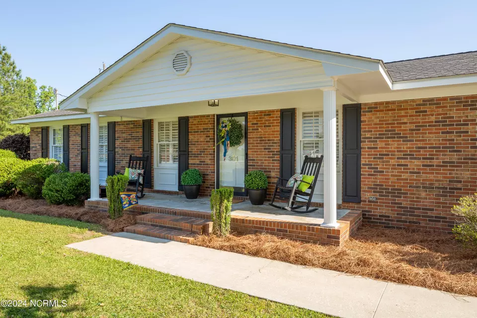 301 Ridgeway St, Clinton, NC 28328 | 31 Photos - Movoto