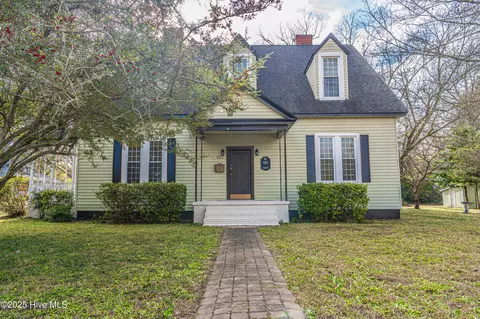 606 N Patterson St, Maxton, NC 28364 | MLS# 4329937 | 18 Photos - Movoto