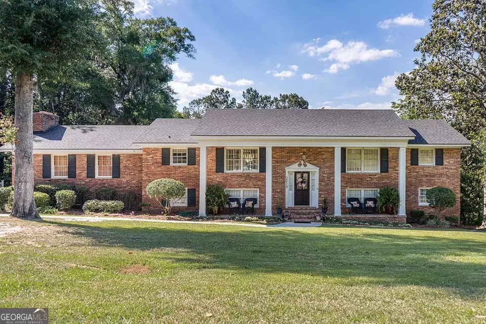 2010 N Sherwood Dr, Valdosta, GA 31602 | 35 Photos - Movoto