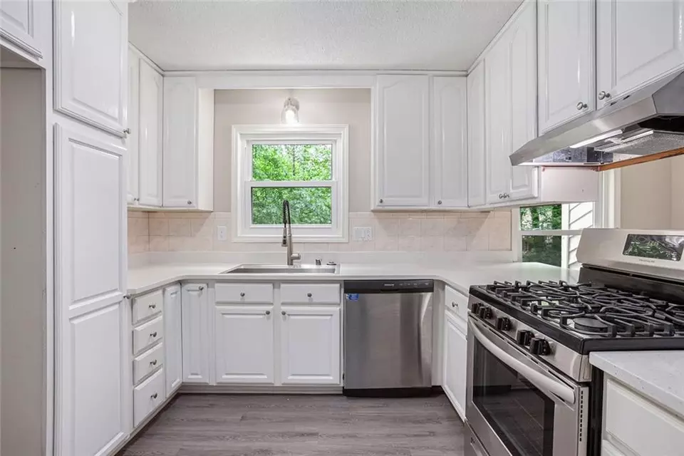 3006 Alberta Dr, Marietta, GA 30062 | MLS# 7570728 | 28 Photos - Movoto