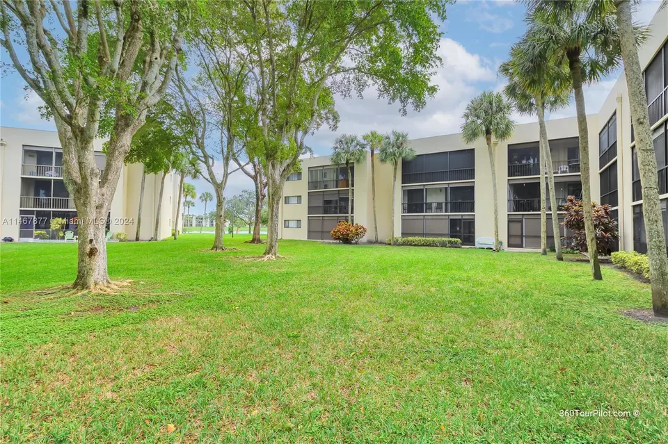 5220 Las Verdes Cir #202, Delray Beach, FL 33484 | 40 Photos - Movoto