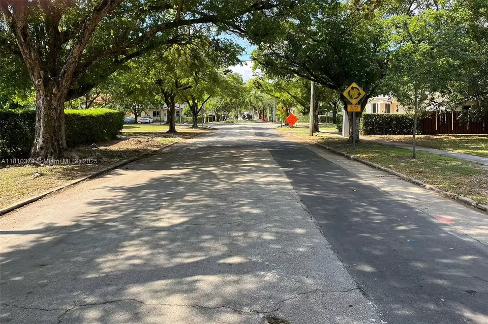 1060 SW 63rd Ave, West Miami, FL 33144 | MLS# A11810379 | 10 Photos ...