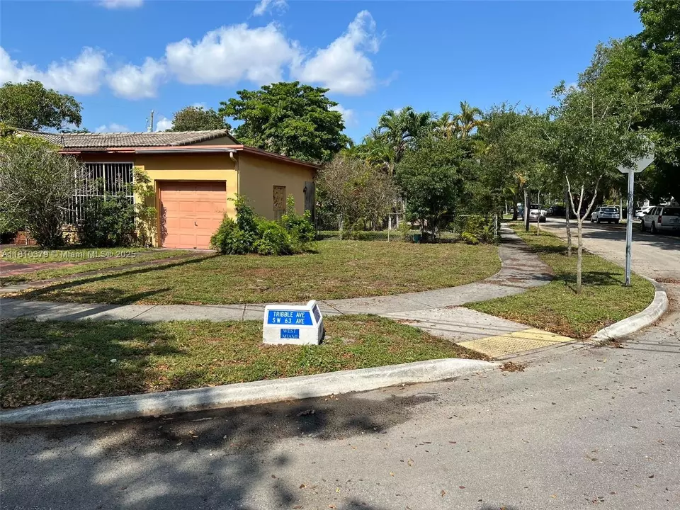 1060 SW 63rd Ave, West Miami, FL 33144 | MLS# A11810379 | 10 Photos ...