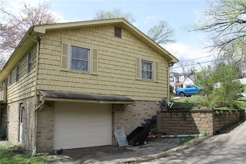 1064 Renton Rd, Pittsburgh, PA 15239 | 37 Photos - Movoto