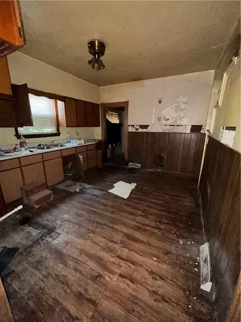 922 Emerson Ave, Farrell, PA 16121 | 16 Photos - Movoto