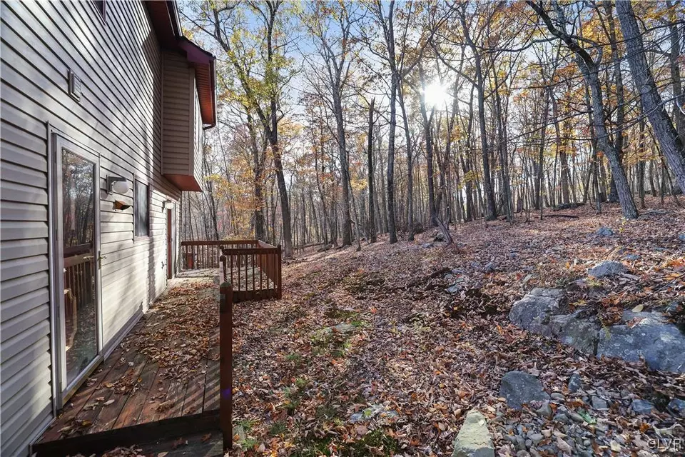 2104 Scarborough, Saw Creek, PA 18324 | MLS# 747506 | 32 Photos - Movoto