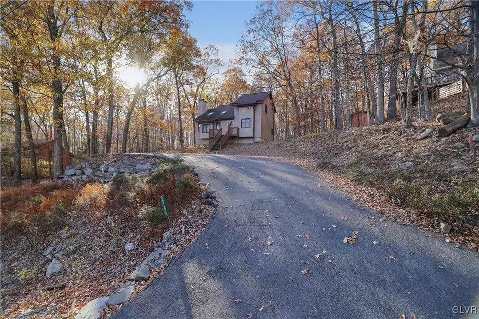 2104 Scarborough, Saw Creek, PA 18324 | MLS# 747506 | 32 Photos - Movoto