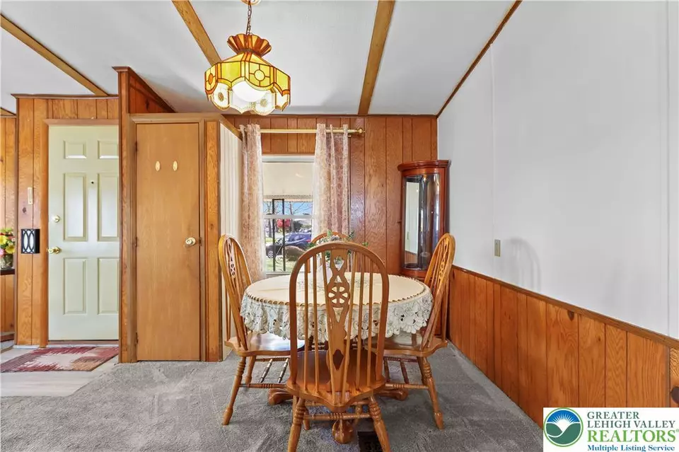 2 Hickory Hills Dr, Bath, PA 18014 | MLS# 768172 | 38 Photos - Movoto