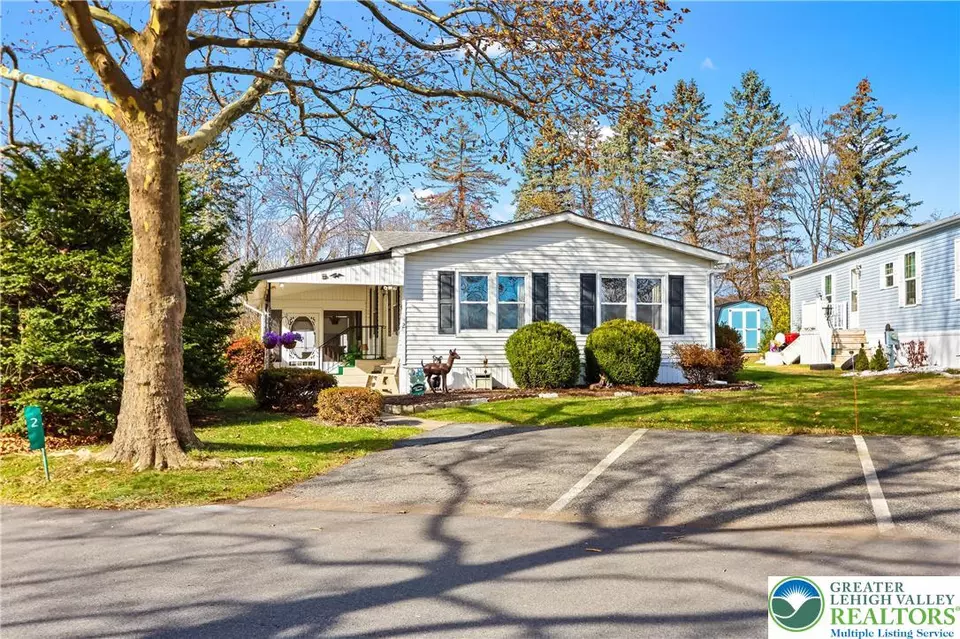 2 Hickory Hills Dr, Bath, PA 18014 | MLS# 768172 | 38 Photos - Movoto