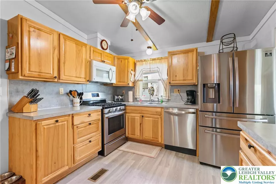 2 Hickory Hills Dr, Bath, PA 18014 | MLS# 768172 | 38 Photos - Movoto