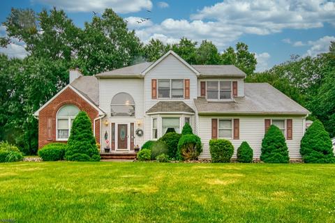 11 Hunters Crossing Rd, East Franklin, NJ 08873 | 12 Photos | MLS ...
