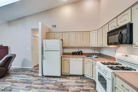 41 Chelsea Ct, Franklin Park, NJ 08823 | 31 Photos - Movoto