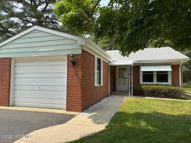 194 Constitution Blvd, Whiting, NJ 08759 | MLS# 22516642 | 33 Photos ...