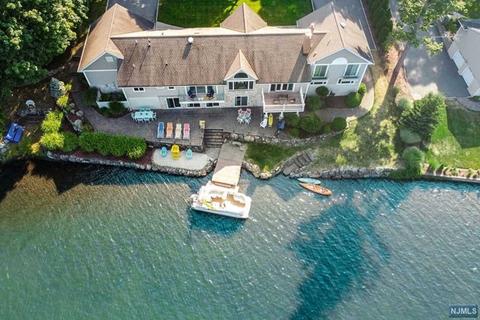 1042 W Pines Lake Dr, Wayne, NJ 07470 - Movoto.com
