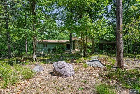 9 Hilltop Rd, Butler, NJ 07405 | 36 Photos - Movoto