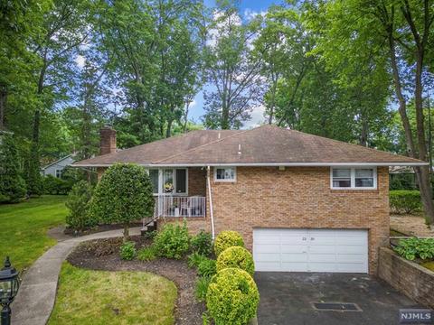 22-20 Radburn Rd, Fair Lawn, NJ 07410 | 39 Photos | MLS #23018086 - Movoto