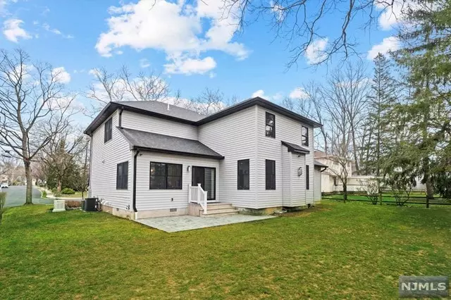 322 South Dr, Paramus, NJ 07652 | 37 Photos - Movoto