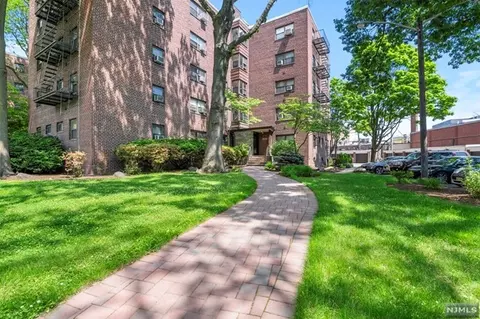 3061 Edwin Ave #4D, Fort Lee, NJ 07024 | 2 Photos - Movoto