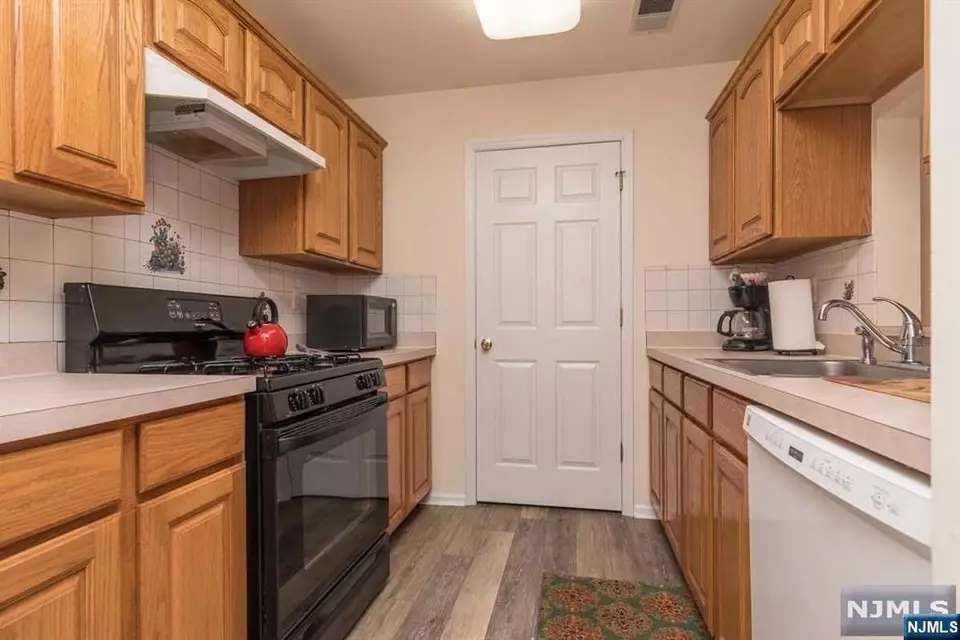 1107 Coventry Way, Mahwah, NJ 07430 | MLS# 24032808 | 24 Photos - Movoto