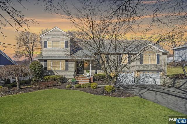 20 Rockledge Pl, Cedar Grove, NJ 07009 | MLS# 25008794 | 50 Photos - Movoto