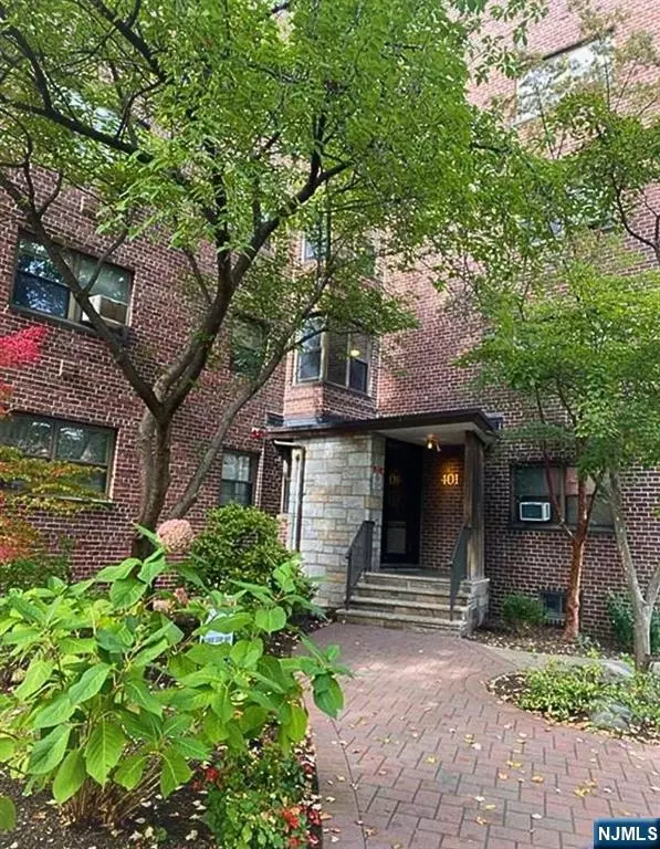 401 Park Pl #2G, Fort Lee, NJ 07024 | MLS# 25014938 | 10 Photos - Movoto