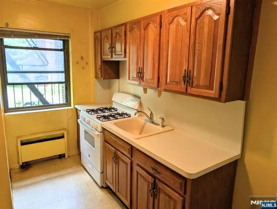 401 Park Pl #2G, Fort Lee, NJ 07024 | MLS# 25014938 | 10 Photos - Movoto