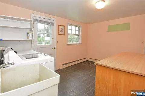 50 Grove St, Waldwick, NJ 07463 | MLS# 25021313 | 37 Photos - Movoto