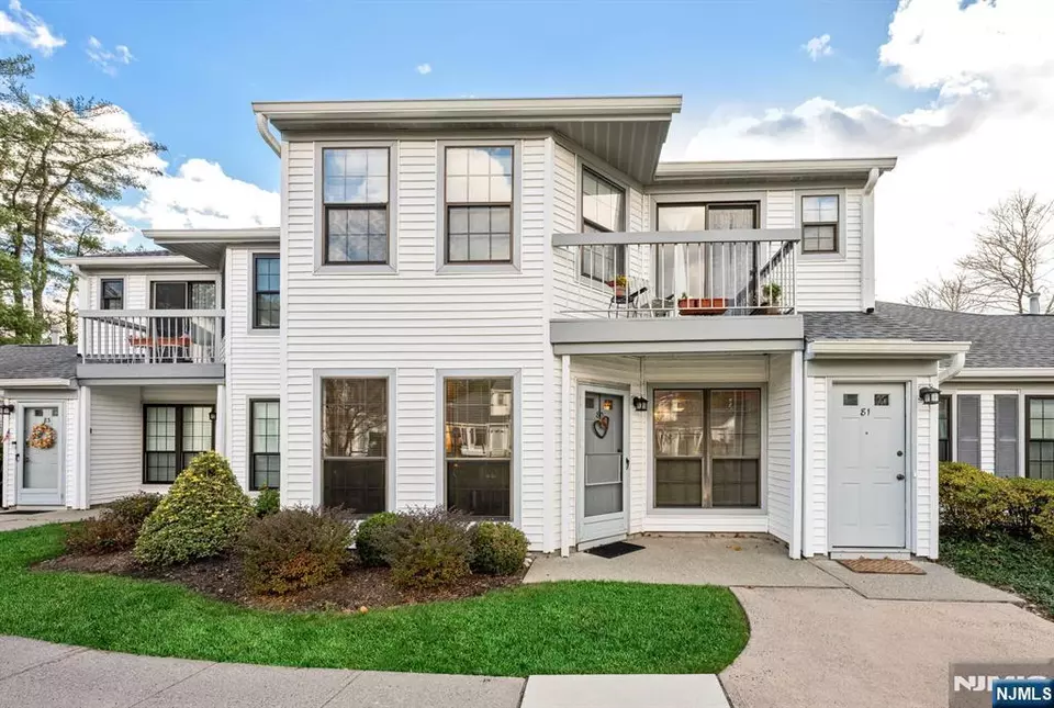 80 Konight Ct, Mahwah, NJ 07430 | MLS# 25040081 | 25 Photos - Movoto