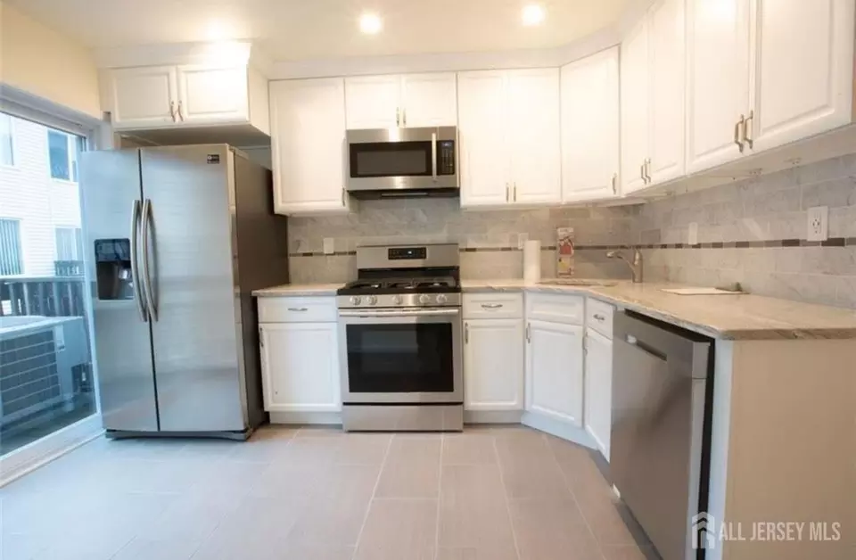 605 Holly Dr #605, Perth Amboy, NJ 08861 | MLS# 2607826R | 3 Photos ...