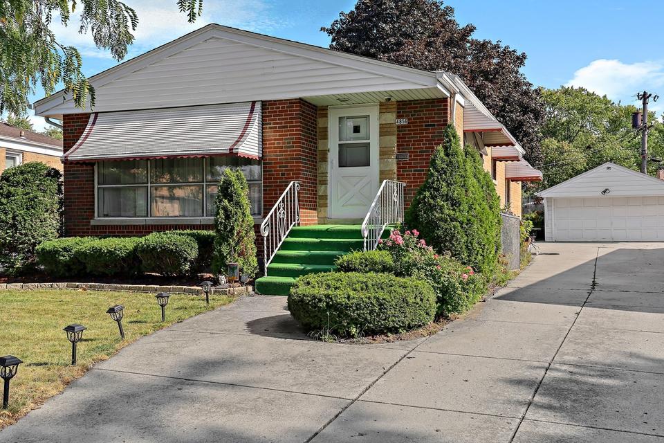 4856 Wick Dr, Oak Lawn, IL 60453 | 17 Photos - Movoto