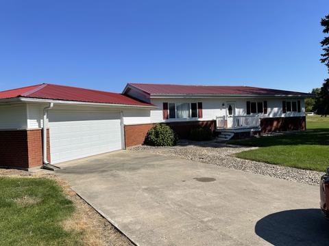 111 Tracy Dr, Cissna Park, IL 60924 | 18 Photos | MLS #11438072 - Movoto