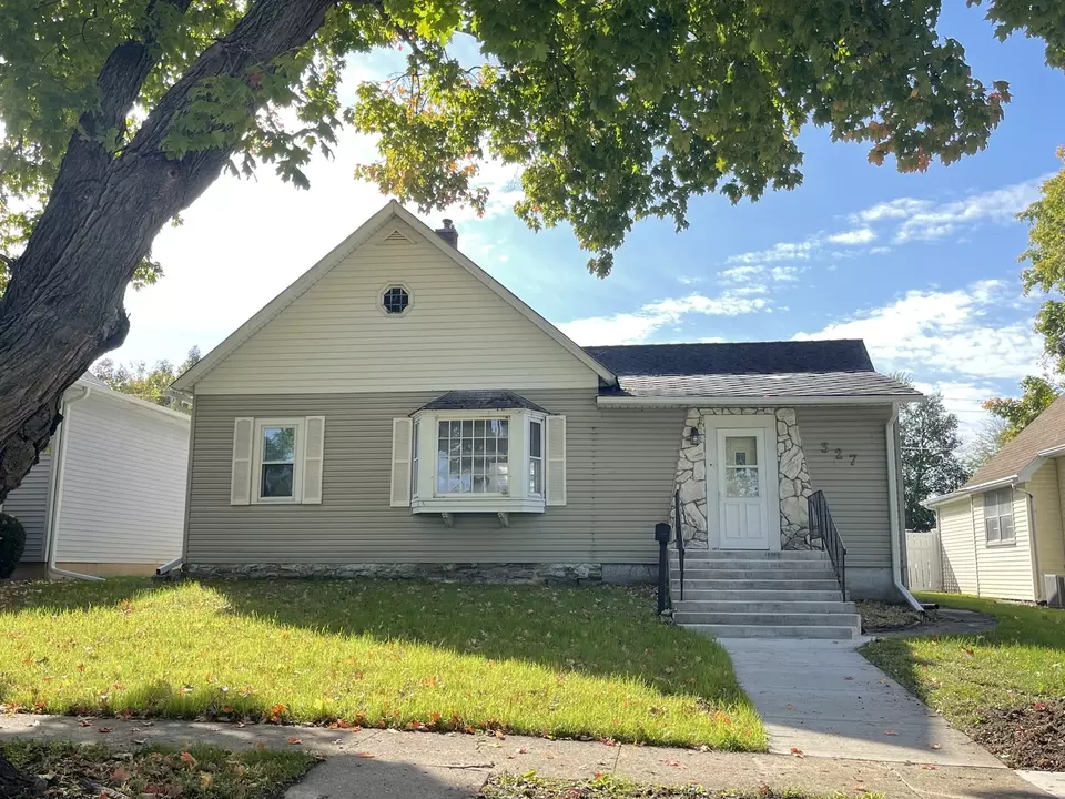 327 W Cleveland St, Spring Valley, IL 61362 | 16 Photos - Movoto