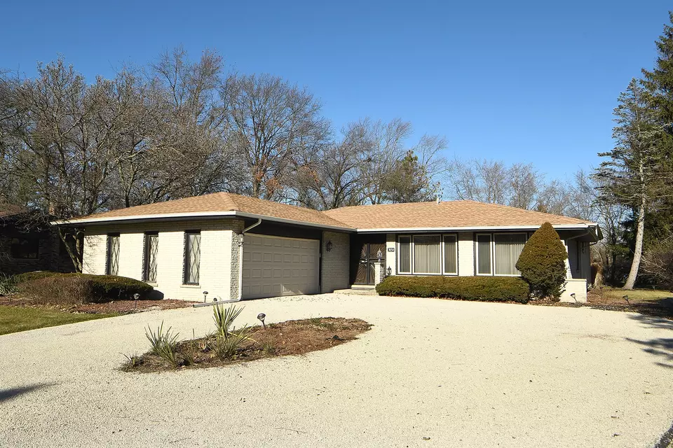 3054 E Hickory Ln, Crete, IL 60417 | 39 Photos - Movoto