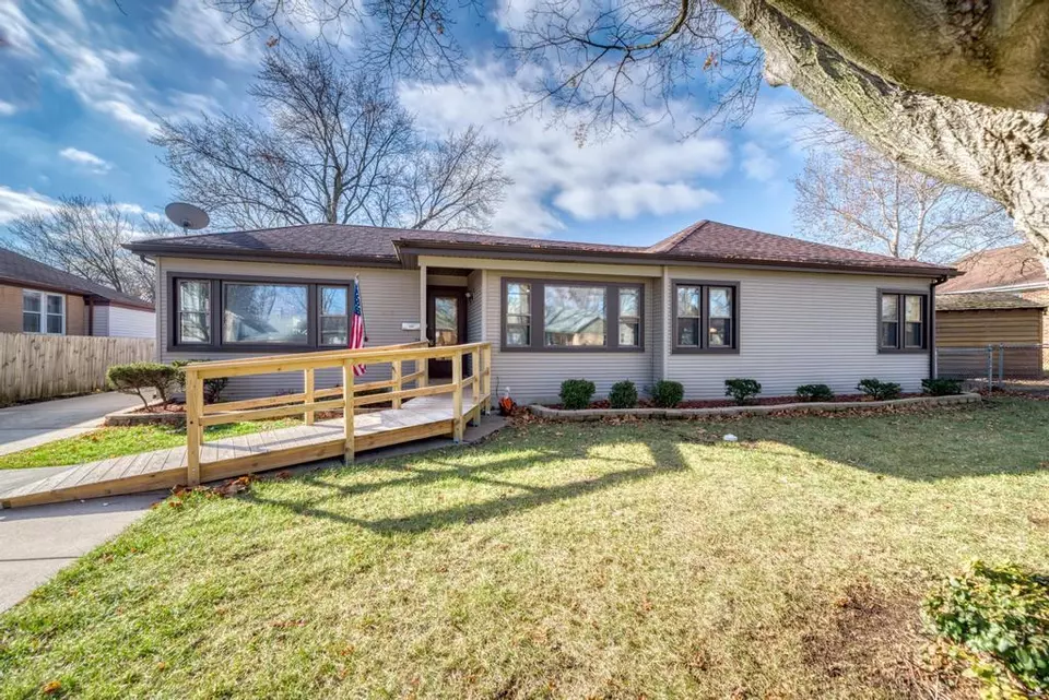 236 Mohawk Dr, Bensenville, IL 60106 | 27 Photos - Movoto