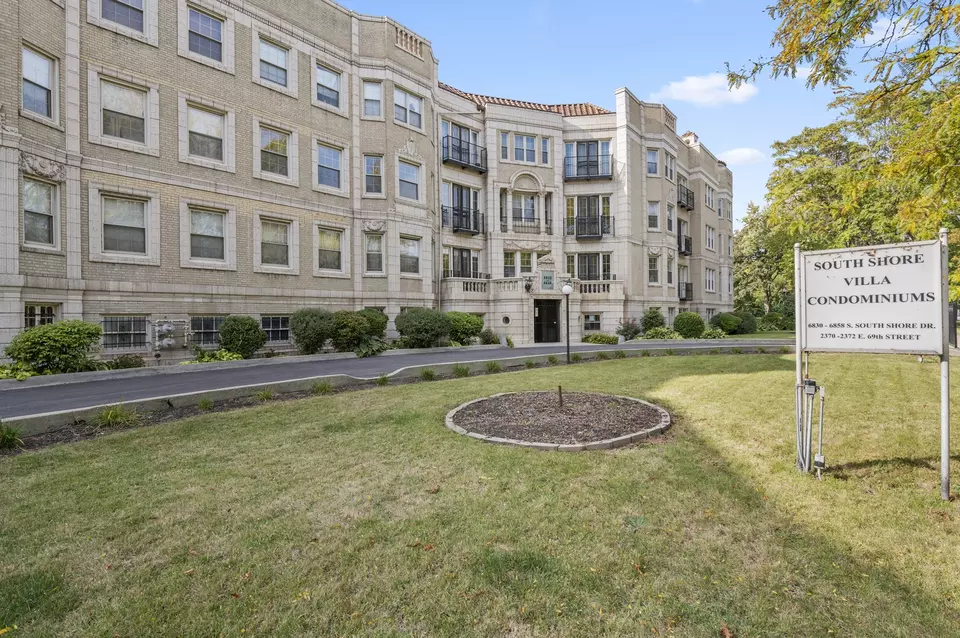 6830 S South Shore Dr #1, Chicago, IL 60649 | 27 Photos - Movoto