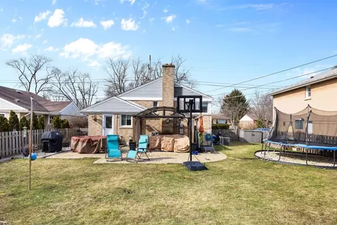 8239 E Prairie Rd, Skokie, IL 60076 | 36 Photos - Movoto