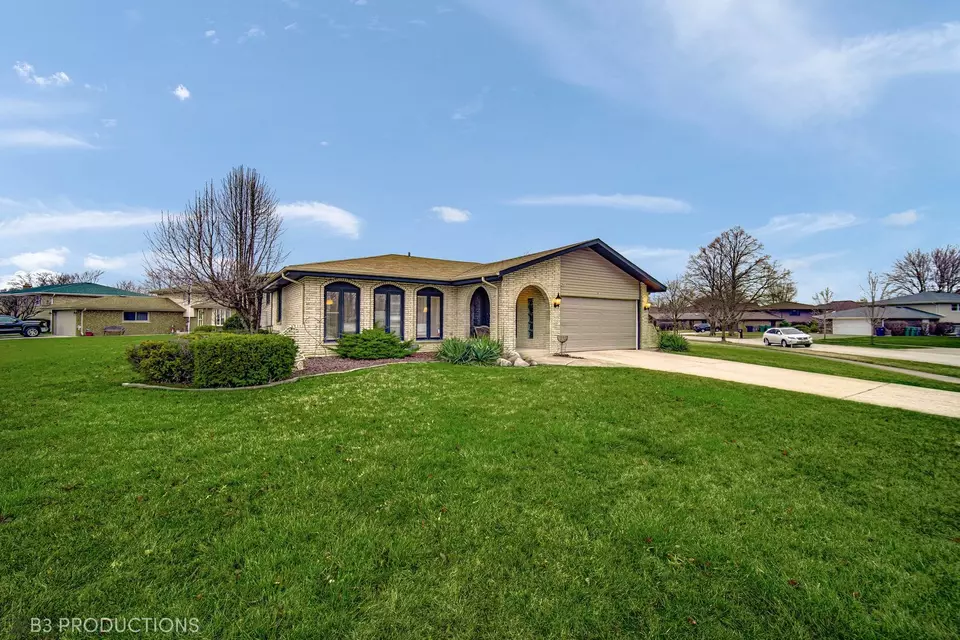 8818 Lori Ln, Orland Park, IL 60462 | 18 Photos - Movoto