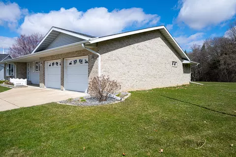 1830 Indian Springs Ct, Freeport, IL 61032 | 30 Photos - Movoto