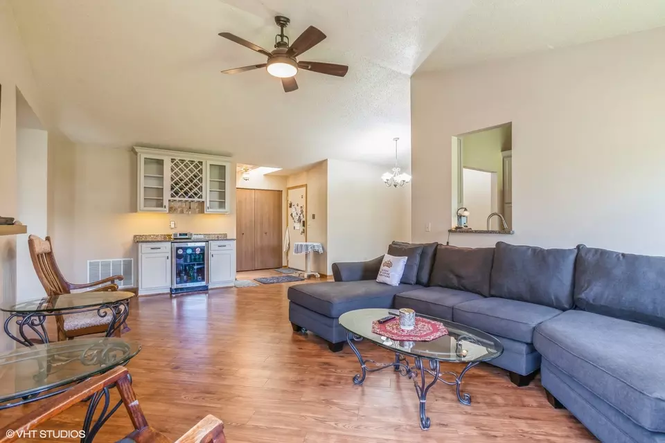 349 Elizabeth Dr #2-DR, Wood Dale, IL 60191 | 10 Photos - Movoto