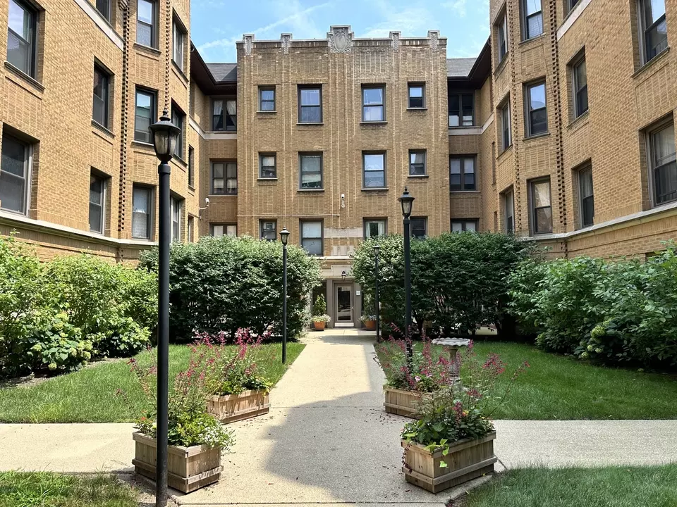 7715 N Hermitage Ave #2C, Chicago, IL 60626 | 17 Photos - Movoto