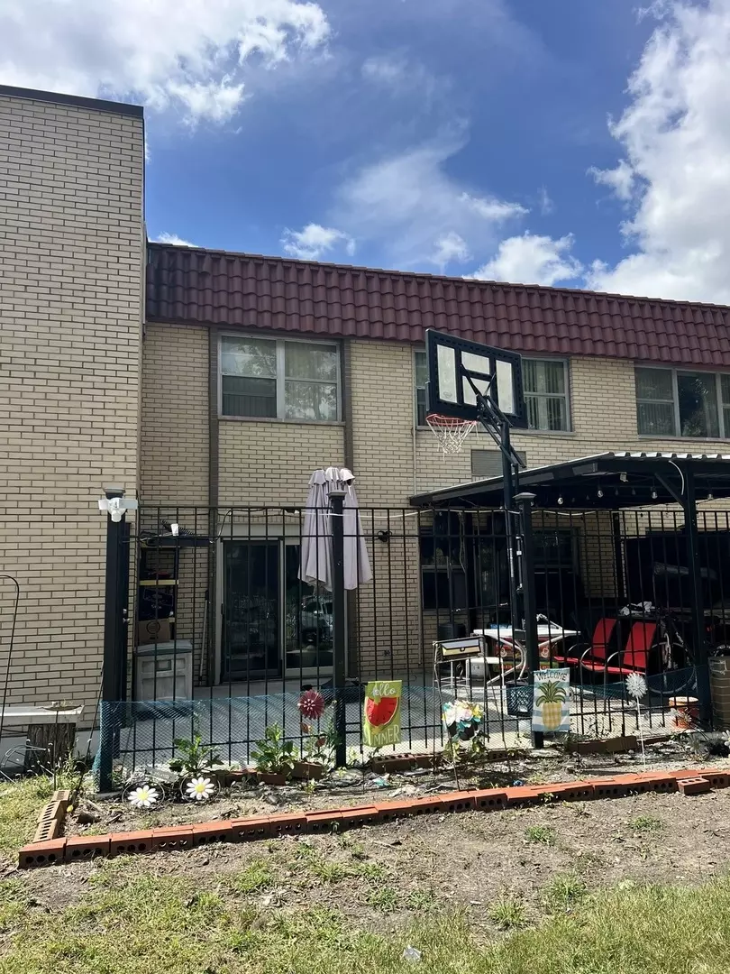 4260 W Ford City Dr #105, Chicago, IL 60652 | 3 Photos - Movoto