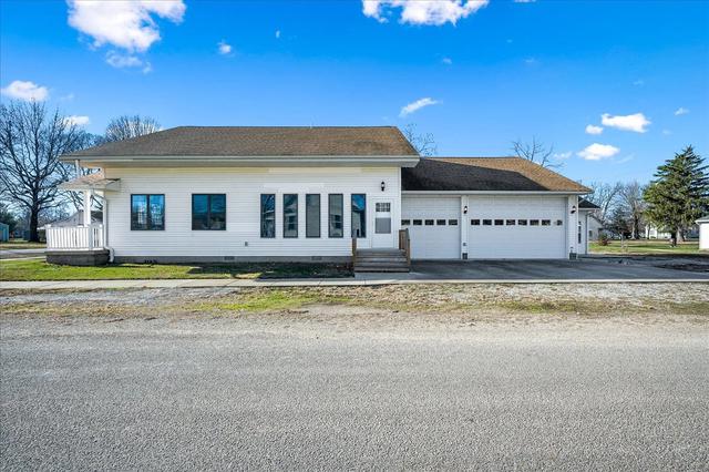501 W Main St, Bethany, IL 61914 | MLS# 12259066 | 30 Photos - Movoto